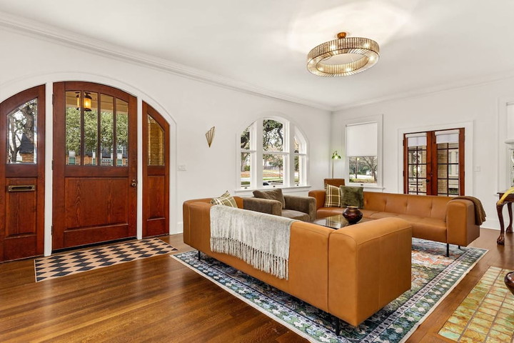 Walk To The Square | Grand Historic Manor Spacious 5 Bedroom 5 Bath | Near Txst, Ufcu Stadium, River - San Marcos, TX