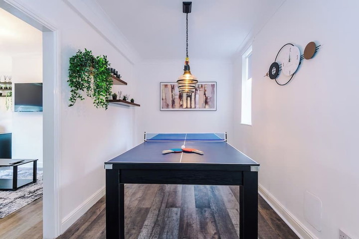 Stylish 3-bed Home In Leigh | Garden & Parking - Bolton
