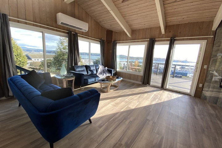 You're On Top Of Newport Harbor And The World With Sights, Sounds, Food And Fun! - Newport, OR