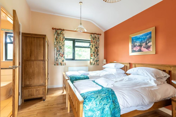 Buttercup Lodge - Sleeps 4/5 With Hot Tub & Countryside Views - Glastonbury