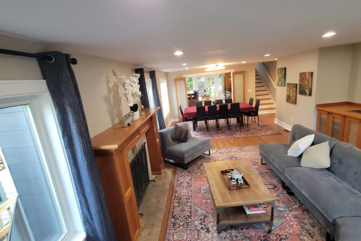 Gorgeous Huge 6-8br Heart Of Seattleone Block From Lake - Seattle, WA