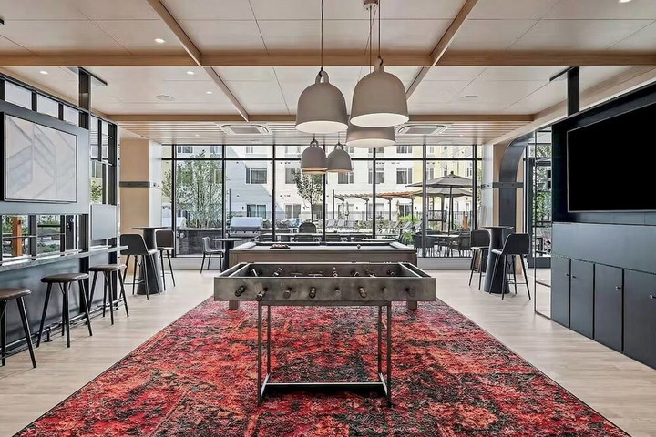 Luxe Everett 2br2ba W/ Pool, Gym & Parking - Chelsea, MA