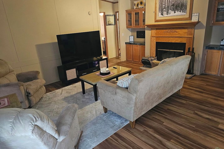 Charlies On The Water - A Charming 3-bedroom House With A Lake View-sabula - Savanna