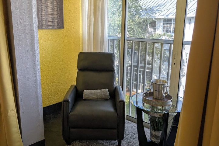 Stay Bare And Bright At Pineapple Paradise - Land O' Lakes, FL