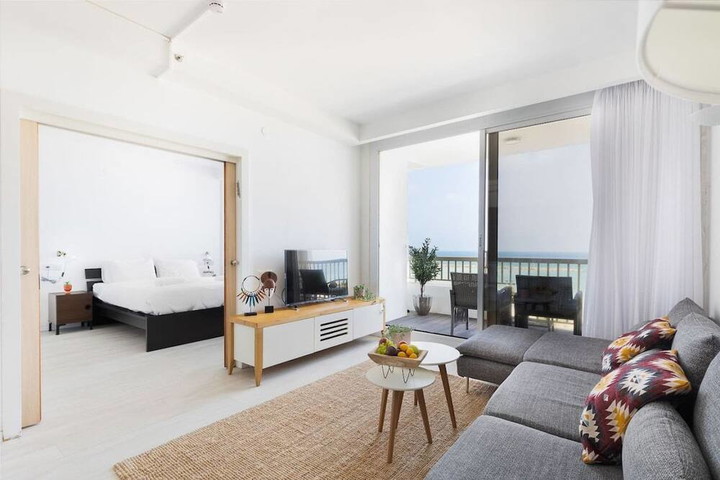 Panoramic Seaview Balcony Escape - Tel-Aviv