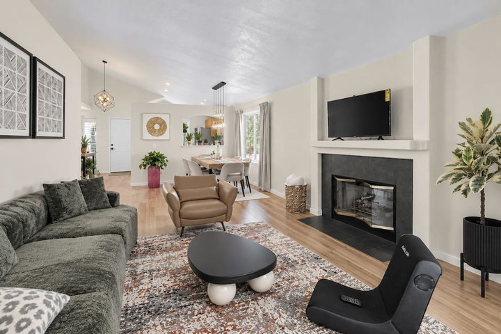 Single-level Beaverton Home | Sunroom & Garage - Beaverton, OR