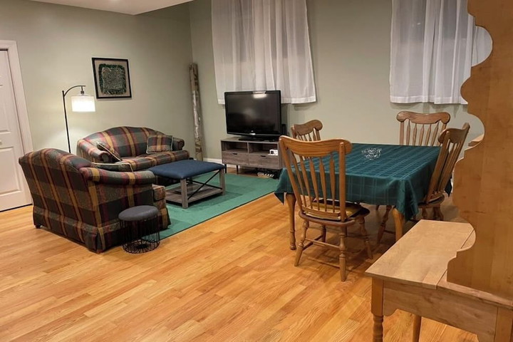 Quiet Spacious Apartment Sleeps 4. 1br Plus Den. - Albany, NY