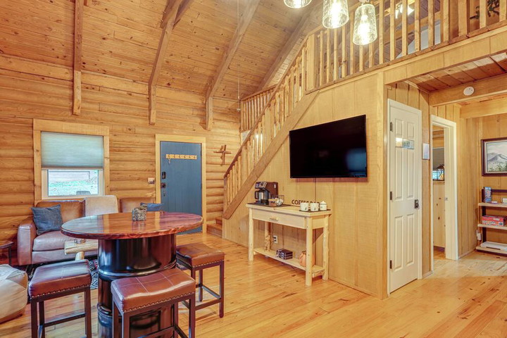 Soak In Hot Tub, Explore Outdoors: Cleveland Cabin - Cleveland, TN