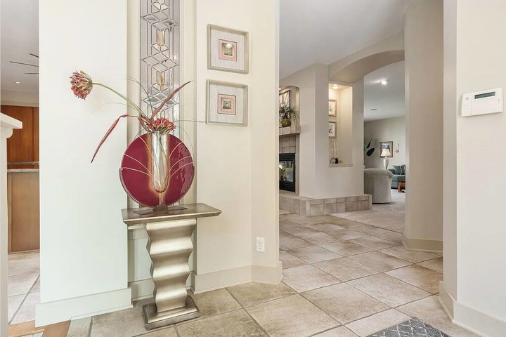 Charming 3-bedroom House With In Home Theater And Gorgeous Sunroom In Rockford. - Rockford, IL