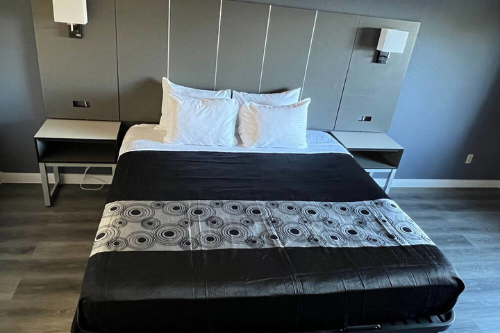 Coratel Inn And Suites By Jasper Eagan - Standard 1 King Bed Non Smoking - Lakeville, MN