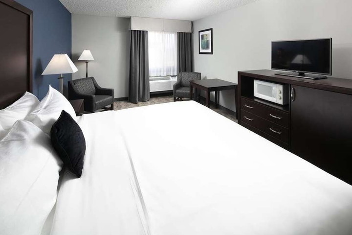 Budget-friendly Accommodation! Onsite Pool, Free Parking & Breakfast! - Sequim, WA