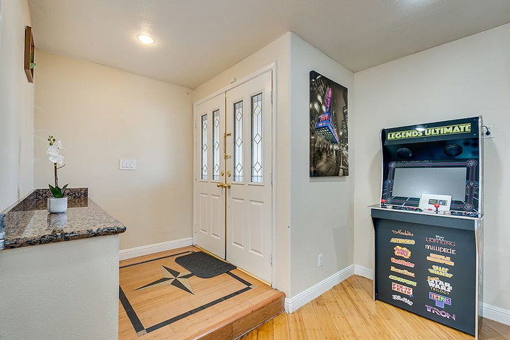 Magnifique 4 Chambres, 3 Salles De Bain, 5 Lits, 2 Canapés-lits, 10 Min Du Centre-ville, Piscine, Jeux ! - Las Vegas, NV