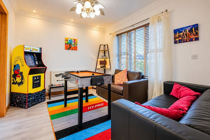 Family Fun Home: Hot Tub, Arcade, Game Room | 6br - Cardiff