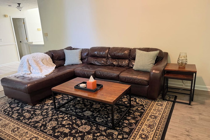 Modern Mediterranean Haven, 1 King 2 Queens In Suwanee-duluth Gas South District - Suwanee, GA