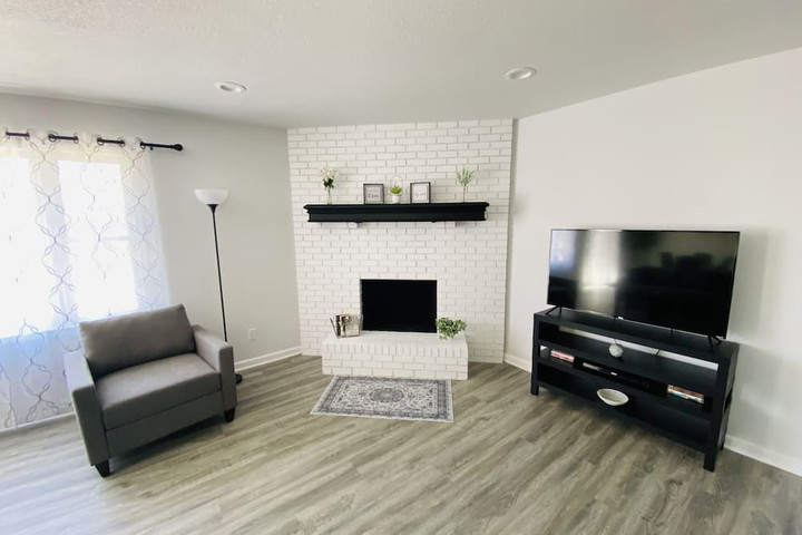 Modern Oasis Near The Legends - Spacious Home With Games, Patio, Deck And More! - Kansas City
