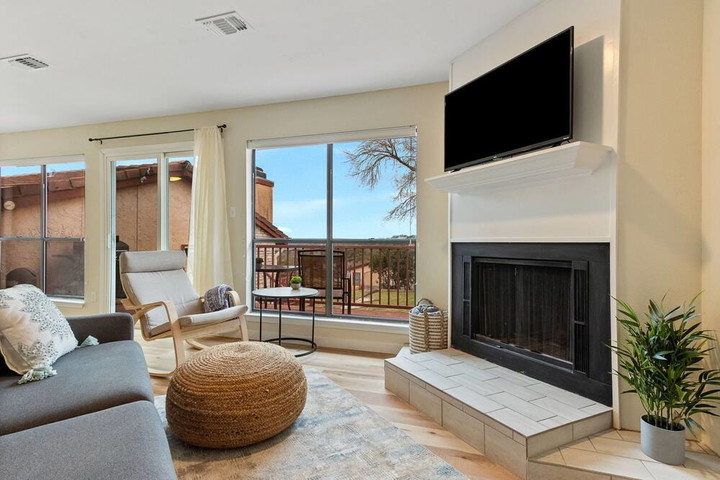 Lake & Hill Country Views, 2 Master Suites, Pet Friendly, Deck W/ Grill - Wimberley, TX