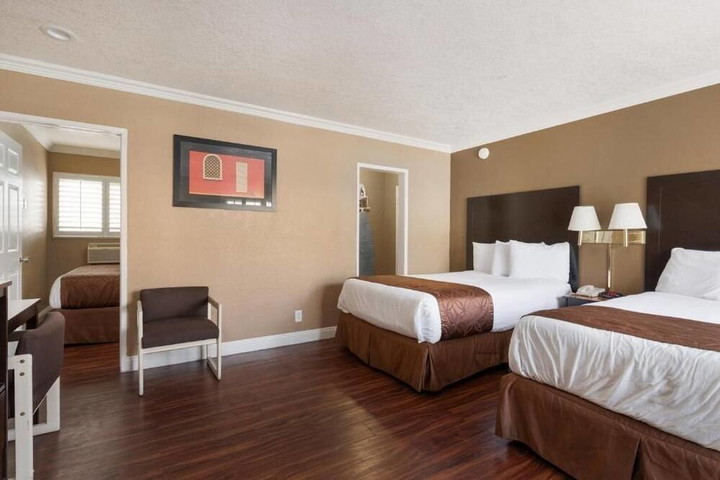 Ultimate Anaheim Adventure: Room Near Disneyland With Cozy Amenities - Anaheim