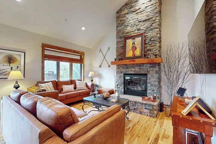 Beautiful Condo With Mountain Views, Hot-tub, And Wifi - Big Sky, MT