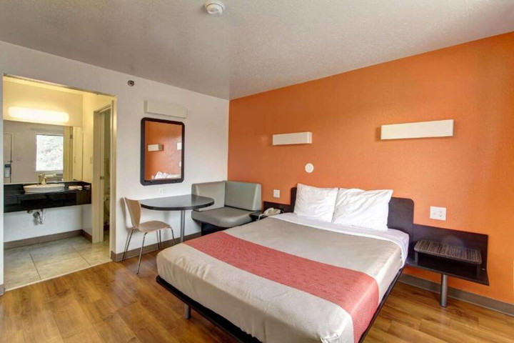 1 Queen Bed|mob Acc|ri Shwr|nsmk|micfridg - Ohio