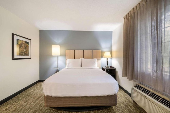 1 Queen Bed | Pet Friendly Studio Suite | Near Hampton Attractions - Newport News, VA
