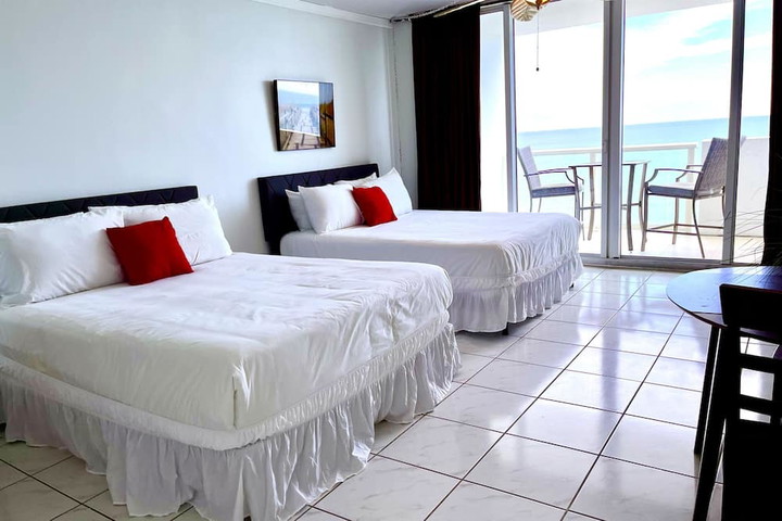 Castle 1527 Studio Balcony With Oceanfront, Pools, Free Parking And Direct Beach Access - Miami Beach, FL