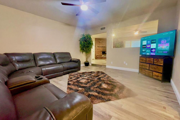 Gated 4 Br  5 Min To The Blvd And Convenient Access To Dinning  A/c  Parking - Lancaster, CA