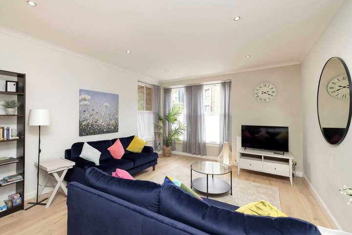 Spacious Two-bedroom Mews Cottage Located In The Beautiful Dean Village Area Of Edinburgh. Sleeps 4. - Edinburgh