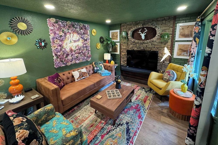 Welcome To The Kitschy Kottage - Ozark, MO