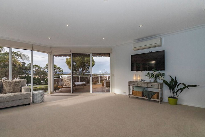 Absolute Lake Frontage Property Located In The Heart Of Beautiful Mallacoota. - Mallacoota