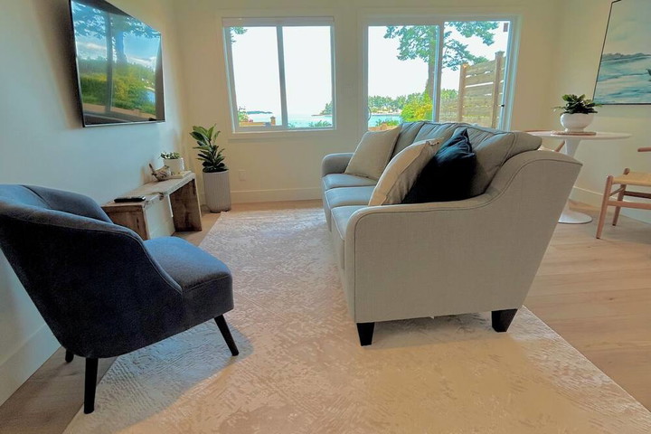 Seaside Haven Oceanfront Suite - Private Hot Tub - Sidney