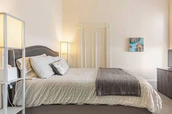 Pacific Heights Victorian Bedroom & Bathroom - San Francisco, CA