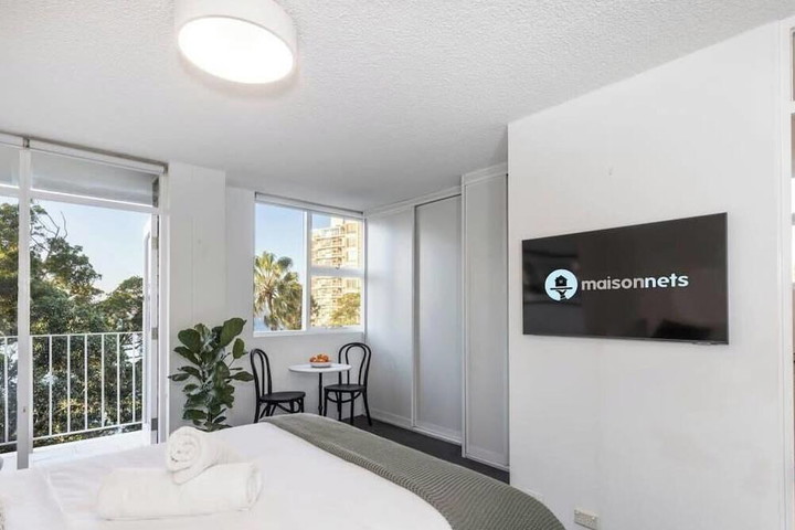 Apmnt With Parking, Balcony, Pool & Harbour Views - Bondi Beach