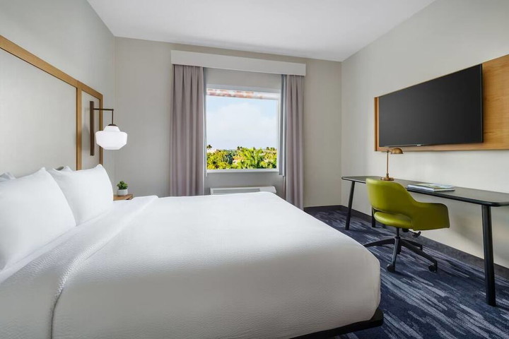 Elegant King Getaway: Fairfield Inn, Perfect For Couples, Pets Allowed - Florida City, FL