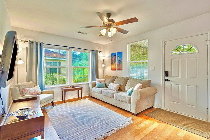Salty Breeze Bungalow: Located Near Beaches, Downtown, Coliseum, Riverfront Park - Charleston, SC