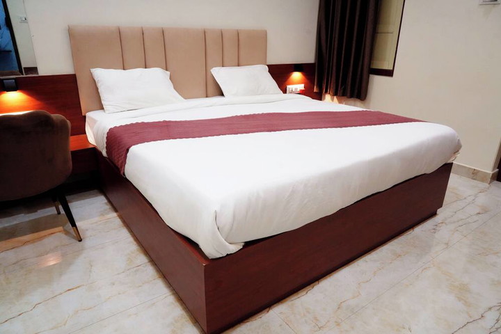 Perfect 5-bedroom Hotel With Ac In Pleasant Varanasi - Waranasi