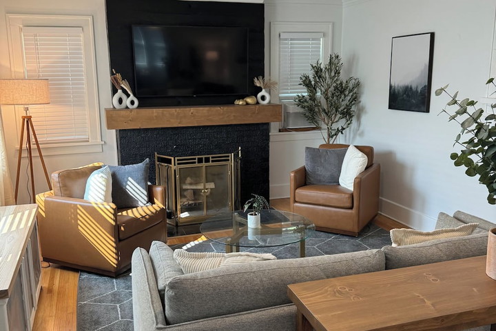 -New- Blue Magnolia Cottage -3 King Beds- Downtown Crystal Lake - Crystal Lake, IL