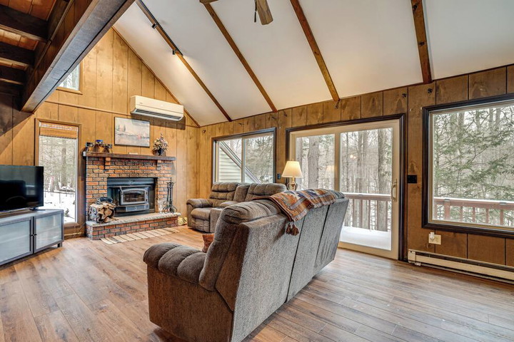Poconos Retreat In The Hideout Lake Community! - Waymart, PA