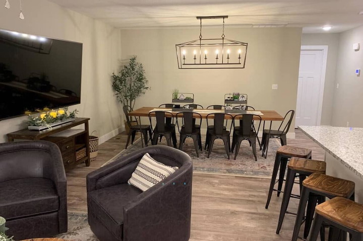 Game Room/big Tvs King Beds -4 Min To Finley Farms - Ozark, MO