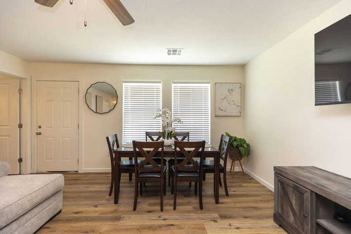 Spacious 2 Br Duplex Fast Wifi Parking - 薩利納