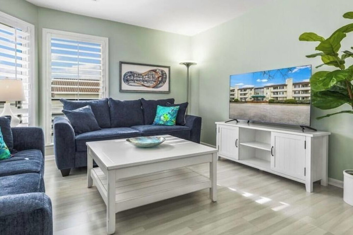 2-bedroom Condo In Virginia Beach, Block And A Half To The Beach, Pool Access - Virginia Beach, VA