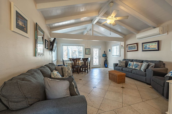 346s: Avalon Home On The 'Flats', Open Floorplan, 2 Blocks To Beach - Avalon, CA