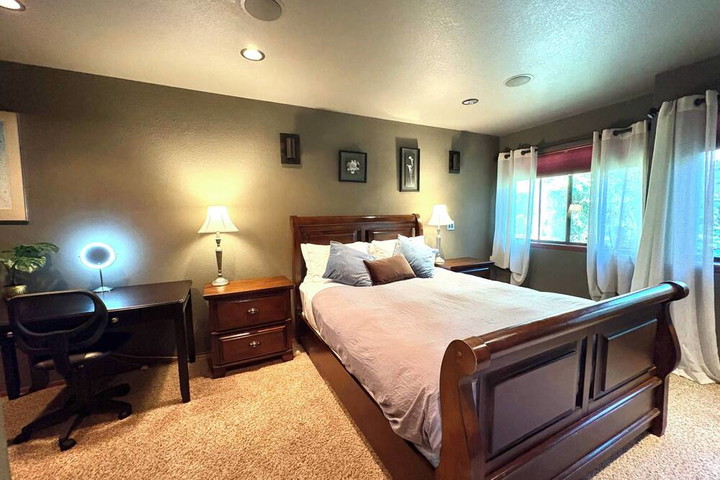 Downtown Bellevue 2br Condo Free Reserved Parking - Kirkland, WA