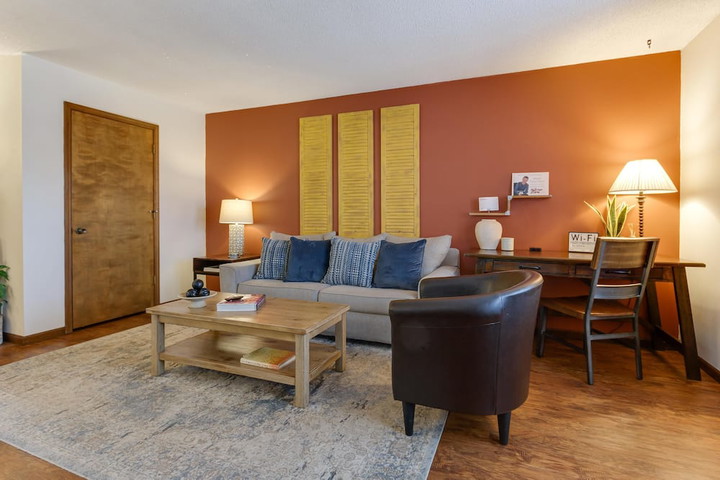 Darling Clean 2-bedroom Home W/great Amenities - Saint Joseph, MO