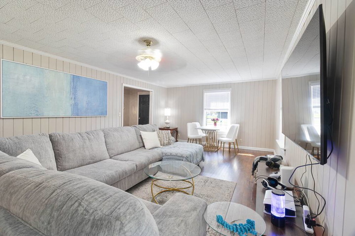 Downtown Three Bedroom House With Game Room And Outside Lounge Area. - Lake City, FL