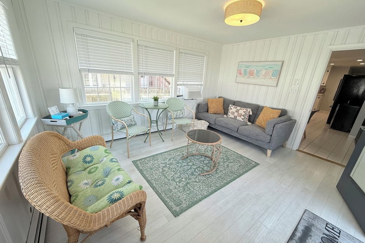 Sunshine House Steps From Beach! - Salisbury, MA