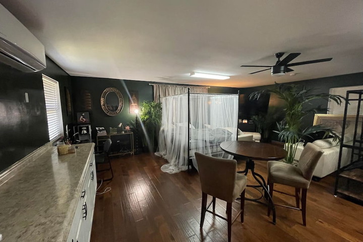 Woodsy Loft Near I-10 - Tallahassee, FL