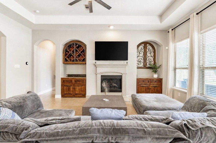 The Woodlands Charming 4br 3ba One Story Retreat W Dual Walk In Shower, Ev Charging, Baby Crib, And Grill - The Woodlands, TX
