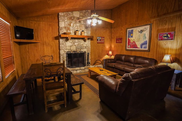River Front Cabin With Access To Shared Pool! - Concan, TX