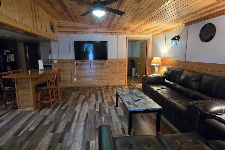 Acorn Cottage Located In Hocking Hills - Ohio