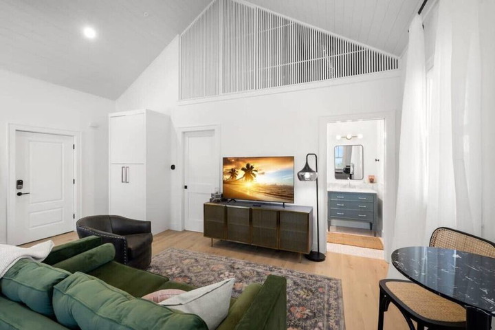 Julieta`s Vintage | Vaulted Ceilings, Old-world Ybor Charm, Steps From 7th Ave - Tampa, FL